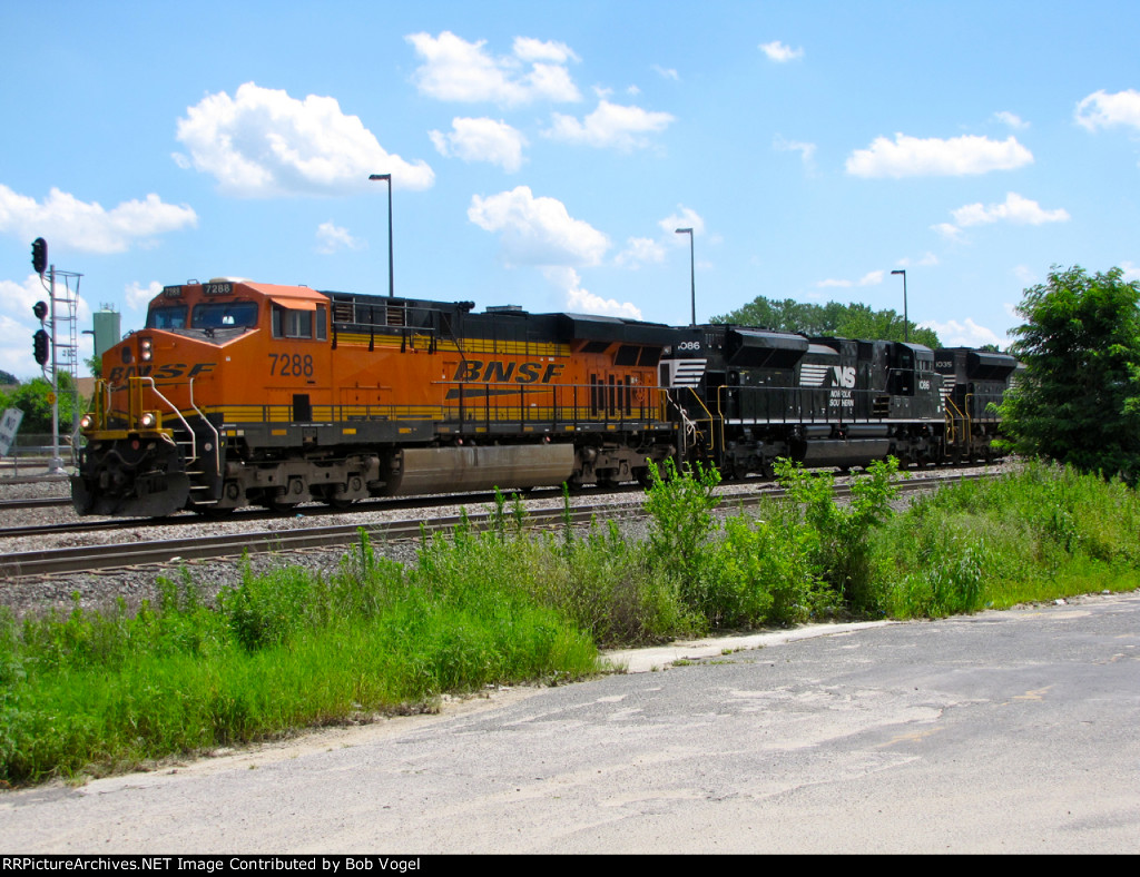 BNSF 7288 and NS 1086
